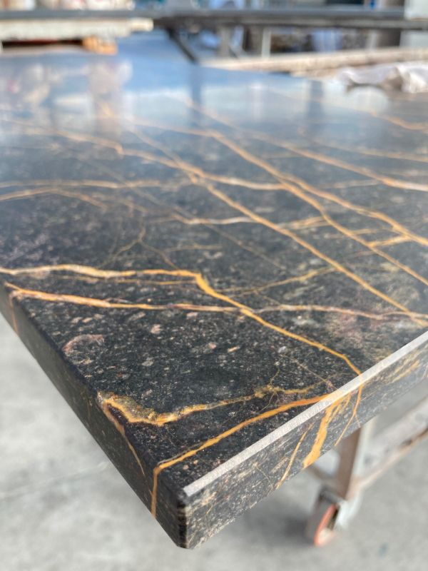 Tischplatten aus dem Marmor Port Laurent